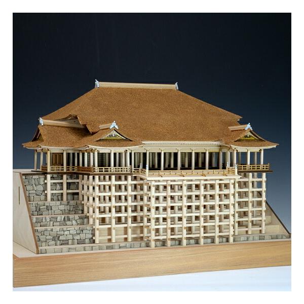 本堂（国宝）は寄棟造り、檜皮葺、寝殿造り風の優美な建築で、正面36メートル強、側面約30メートル、棟高18メートルの大堂です。堂内は巨大な丸柱の列によって外陣（礼堂）と内陣、内々陣の三つに分かれています。十一面千手観音立像を安置。「清水の舞...