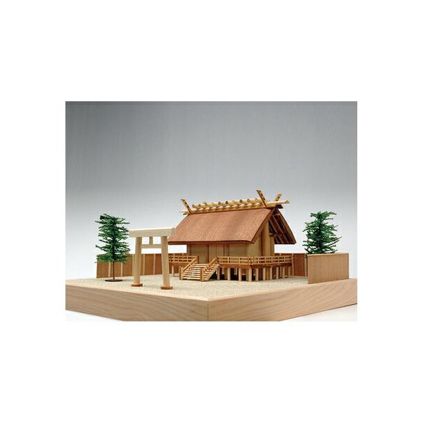 重厚な萱葺きの切妻屋根と平入り高床式の宮殿形式。柱等は直線的に組み大棟の上には10本の鰹木（かつおぎ)を並べ、両端に千木（ちぎ）を配し、付属の樹木を配置すれば神聖的な雰囲気の漂うモデルに仕上がります。このキットはレーザー加工部品で構成され組...