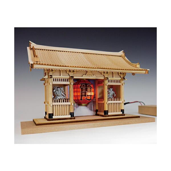 東京浅草浅草寺にある雷門を1/100スケールで中央でカットした形で再現しました。提灯には付属されている電球を付けてライトアップできます。風神・雷神はソフトメタル製で本格的な造形物になっています。場所を取らない模型ですのでどこにでも置けて壁か...