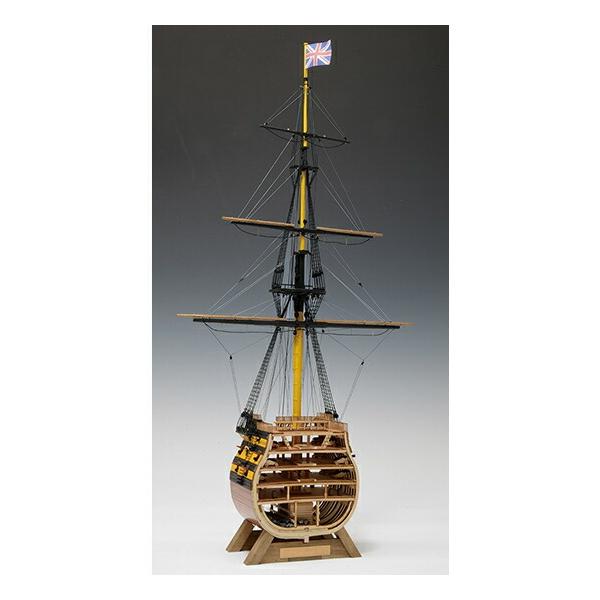 1805年10月のトラファルガー海戦におけるネルソン提督の旗艦。1922年ポーツマスの乾ドッグにトラファルガー海戦当時の姿に復旧して、現存する唯一の戦列艦として永久保存、また世界最古の現役艦として一般公開されている。 【キットの特徴（帆を外...