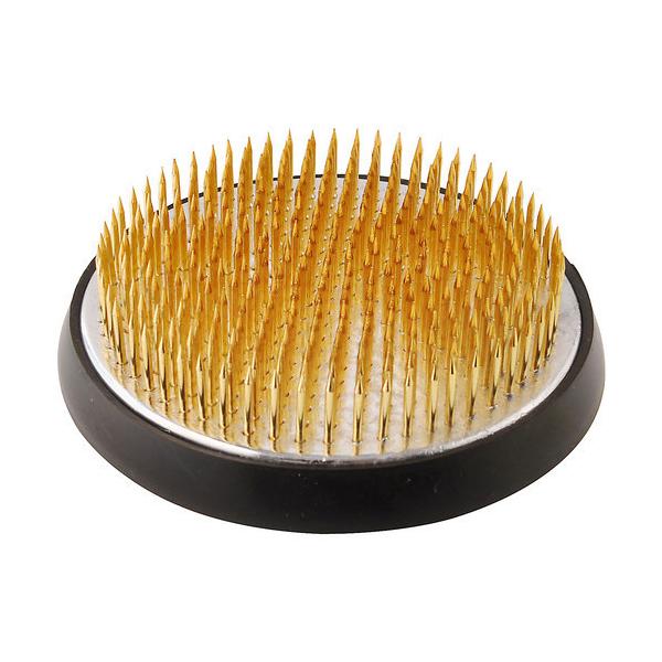 ■底部にゴムを使用、滑ることもなく花器を傷つけにくいです。■生け花等にご使用頂けます。■鮮やかな輝きの、真鍮針を使用してます。●用途:生け花専用●剣山寸法(約):直径102mm×高さ25mm(ゴムリング無し)●針寸法(約):太さ直径1.6m...