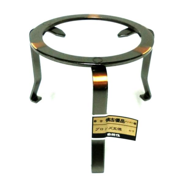 昔ながらの、五徳です。●用途:五徳●サイズ:4寸●カラー:ブロンズ●高さ:108mm●製品サイズ(mm)150×150×108●製品重量(g)272※品質向上のため予告なく仕様を変更する場合がございます。パッケージのリニューアル等につき、商...