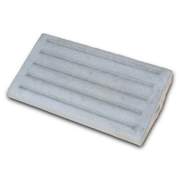 ■仕様・材質:コンクリート (鉄筋有り)・サイズ:600×300×高さ120mm/1個・重量:26kg/1個■商品説明・コンクリート製の重くて頑丈なスロープです。車や自転車、歩行時の段差解消に。・最も高い部分で約12cmの高さです。背面の底...