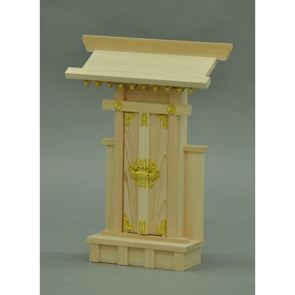 主材：国産桧(東濃桧)扉部取り外し可能内寸：中央扉間口/幅5.5ｘ高さ18.5cm、中央扉内寸/高さ27cm完成品製品サイズ(mm)縦×横×高さ：70×255×350製品重量(g)：450国産の桧で作られた、国産の神棚。格子扉、国産桧使用の...
