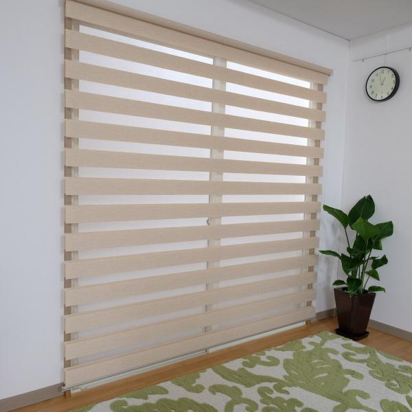 ■仕様・寸法：W130×H150cm・付属品：ブラケット×2個、取付けネジ×2本、カーテンレール用取付け金具×2個■商品説明・スクリーンは自然の風合いがやさしいアイボリー。・2重のスクリーンで自在に光の量を調整可能。・付属のカーテンレール取...