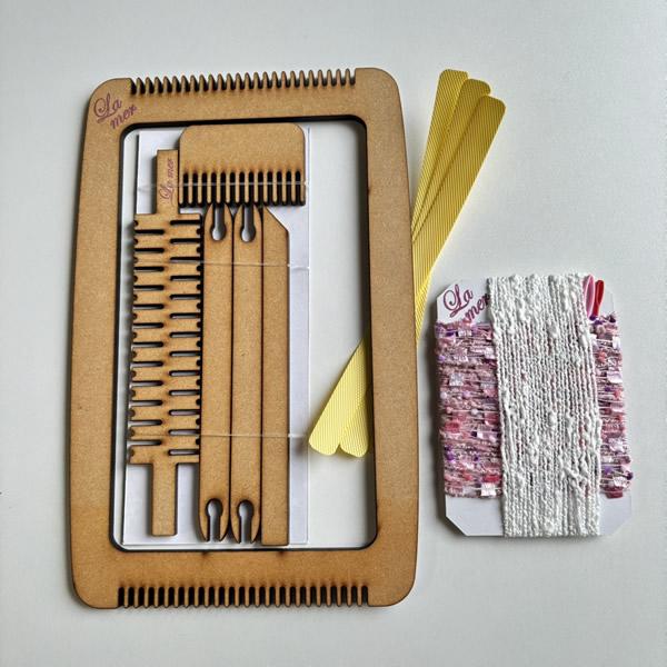 ■商品名　　　　ラ・メール 小さな木枠織り機 キラキラコースターキット■原産国　　　　日本■メーカーラ・メール■原材料木枠：MDF材糸素材：コットン、ポリエステル、レーヨン、ナイロン■仕様28×18cm■付属品そうこうくし針　2本（長、短１...