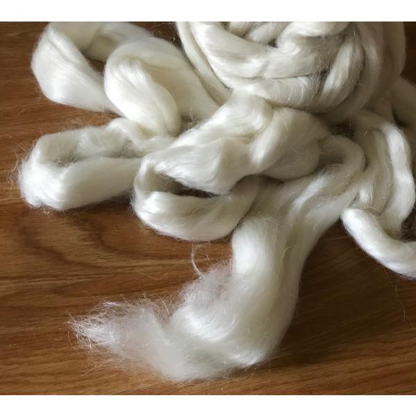 ■商品名　　　　モヘア　トップ状　100g■仕様　　　　　トップ状■商品について　よく染まります。ウールとのブレンドも良いでしょう。!ご注文方法は100g単位×個数ですが、合計のグラム数で測ってお届けします。（例えば5個ご注文の場合は、50...