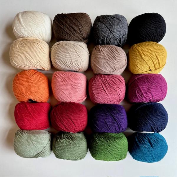 ■商品名　　　　ハマナカ　ピエールファミリー　プレミアメリノ　40g玉毛糸■仕様　　　　　ウール100%（メリノウール使用）40g玉巻(約120m)棒針　4号〜5号（23〜24目・30〜31段）かぎ針　4/0号(長編み)（19目・11段）筬...