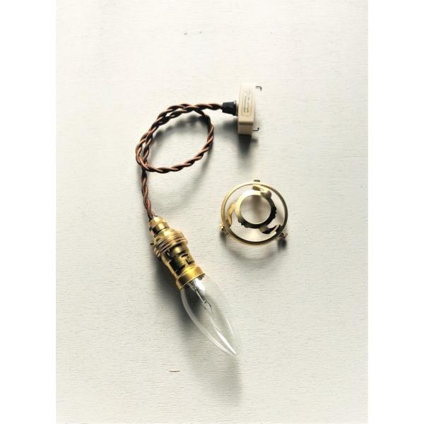 B22電球用の真鍮製ソケットコードです。おしゃれな布巻コードと真鍮のソケットの組み合わせはそのまま裸電球で吊るしてもいい感じです。ギャラリーを使用すればガラスシェードなども取り付けできます。電球を含めた全長60cm（ソケットコード長さ50c...