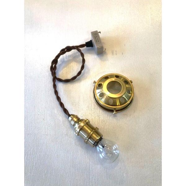 E17電球用の真鍮製ソケットコードですアンティークなどのシェードを取り付ける器具（ギャラリー）とセットです電球を含めた全長57cm（ソケットコード長さ50cm）。ギャラリー内径71ｍｍ。シェード側の上部のサイズ71mm弱(厳密には63mm〜...