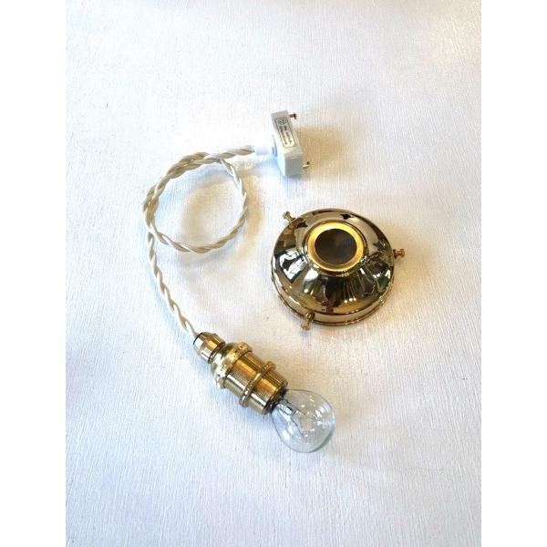 E17電球用の真鍮製ソケットコードですアンティークなどのシェードを取り付ける器具（ギャラリー）とセットです電球を含めた全長57cm（ソケットコード長さ50cm）。ギャラリー内径83ｍｍ。シェード側の上部のサイズ83mm弱(厳密には76mm〜...