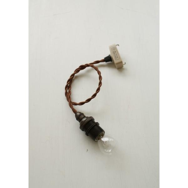 E17電球用の黒染めソケットコードです。おしゃれな布巻コードと真鍮のソケットの組み合わせはそのまま裸電球で吊るしてもいい感じです。ギャラリーを使用すればガラスシェードなども取り付けできます。電球を含めた全長57cm。（ソケットコード長さ50...