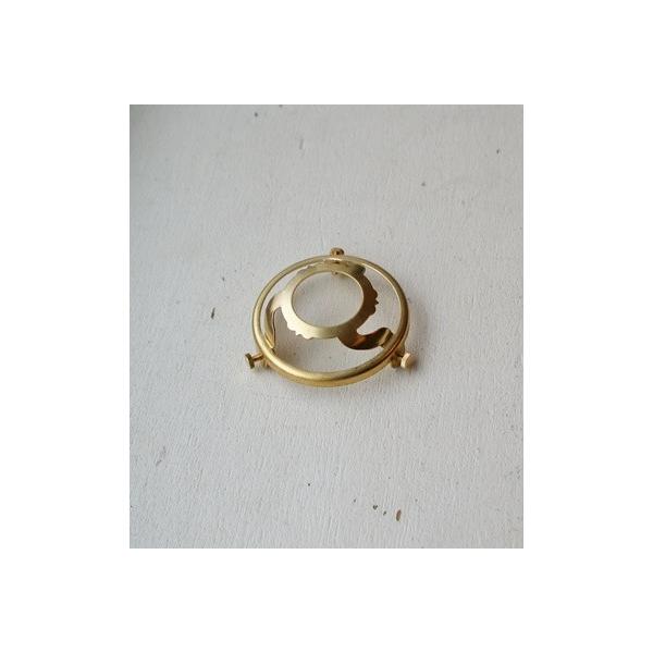 アンティークのシェードなどに使用するギャラリーです。シェードの取り付け口のサイズ61mm弱(厳密には52mm〜61mm)に対応しています。当店で取扱している0、Ｅ17ソケットコードに取り付け可能です。