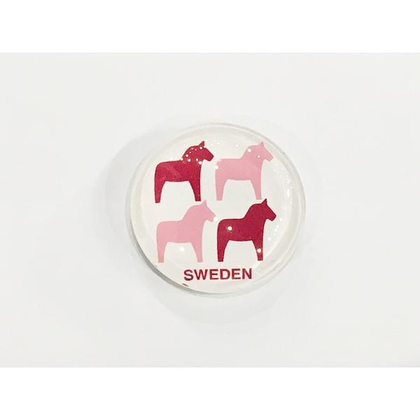 北欧スウェーデンの伝統工芸品「ダーナラホース」は、幸せを運んできてくれる縁起物の馬として、世界中の人に愛されています。サイズ：直径約4cm、厚み約1cmスウェーデンからのインポートアイテム