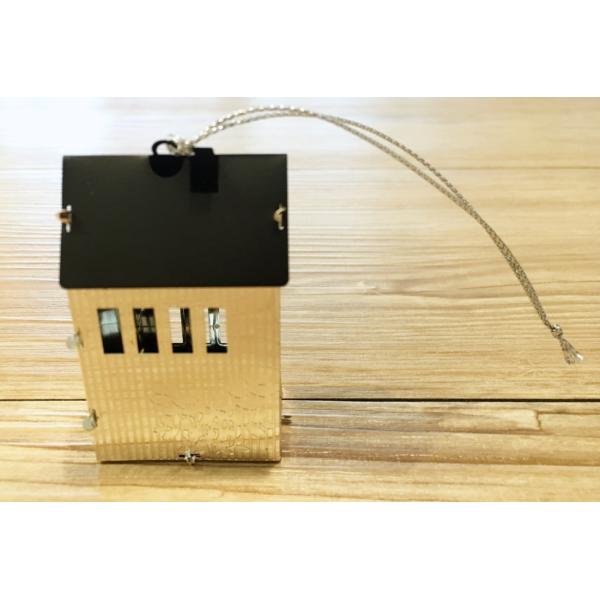 立体的なお家のオーナメントです。入口にちょこっと覗いた犬が可愛らしいデザインです。サイズ：本体　横約3.3cm×縦2.3cm×高さ5.5cm素材：スチール