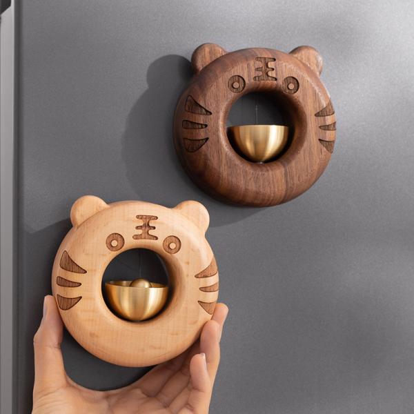【発売日：2022年10月08日】虎の輪の実木の戸の鈴のアイデアは戸に入る門の冷蔵庫の鈴を飾ります木制の吸門式風鈴り誕生日プレゼントサイズ：幅:9.5CM、高さ:10CM材質：木、くるみの木場所:ベッドの頭、ドア枠、窓、車内、玄関