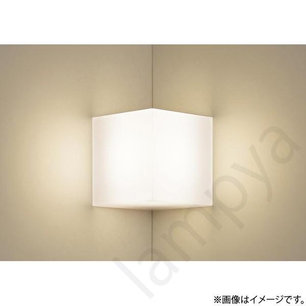 壁直付型　LED（電球色）入隅コーナー用ブラケット　拡散タイプ　白熱電球60形1灯器具相当ランプ別梱包◆LEDフラットランプφ70　クラス500 1灯（口金GX53-1）◆色温度：2700 K　◆光源寿命40000時間（光束維持率70％）◆...