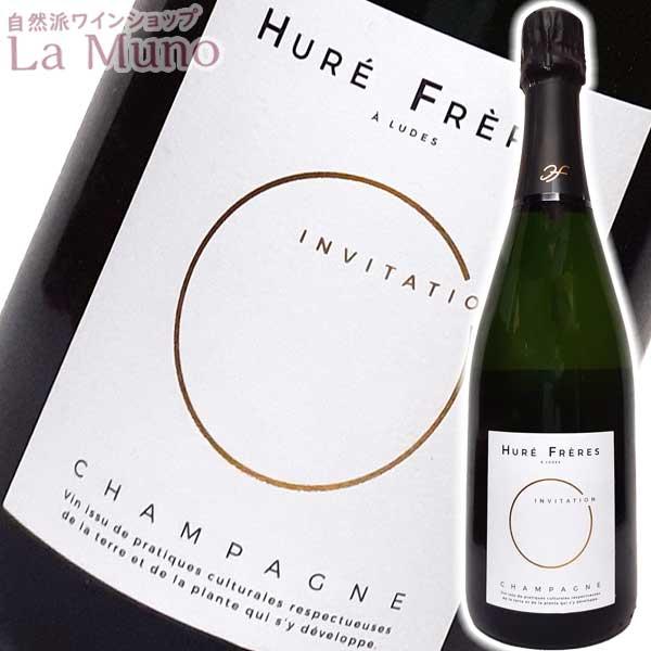 今注目を集めている産地リュード村の葡萄主体。発酵はステンレスタンクで行い、熟成は一部大樽を使用。特徴的なのは90年代からフードル樽でリザーヴ・ワインを保管していて、ヴィンテージ毎に分けて保管する訳ではなくソレラシステムで毎年1/3を継ぎ足し...