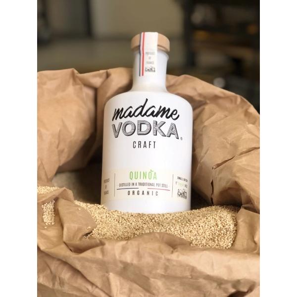 スーパーフードと称されるキヌアから蒸留したウォッカですフランス産オーガニックキヌアのウォッカは世界でもマダムウォッカだけ！品目：スピリッツアルコール度数：40％内容量：700ml原産国：フランス