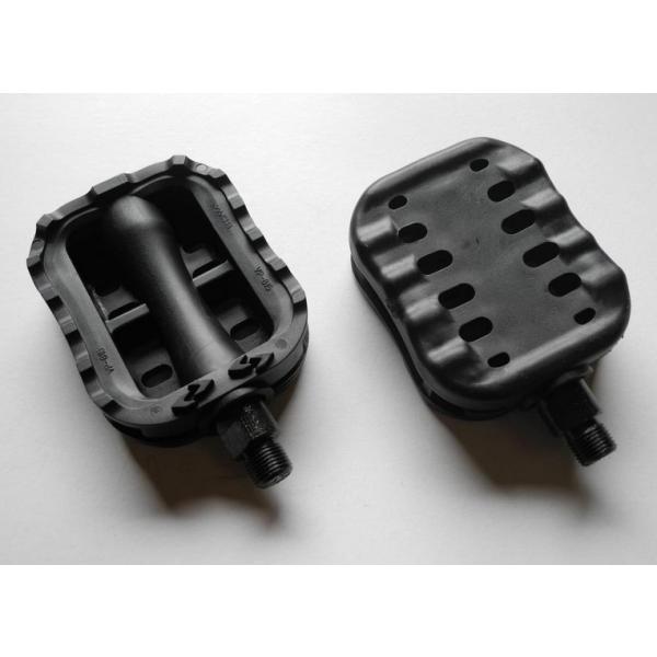 Design Concept：レインボーのクルーザー用ペダルはちょっと違います。よく見てみると表と裏で素材が違う、これは靴を履いて漕ぐ時と海へ行くときに裸足で漕ぐ時で使い分ける為に変えています。靴の時は樹脂ペダルでしっかりとグリップ、裸足の...