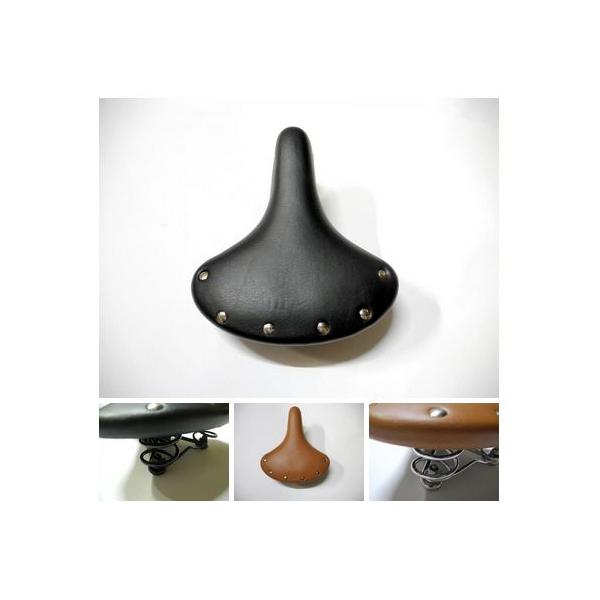 Design Concept：クルーザーの大きな特徴であるサドルは大型のクルーザーサドルを採用しています。このサドルこそ、「どこまでもダラダラと」を支える最も重要な部分のひとつです。リベットサドルはよりクラシックな雰囲気を醸し出すカスタムの...