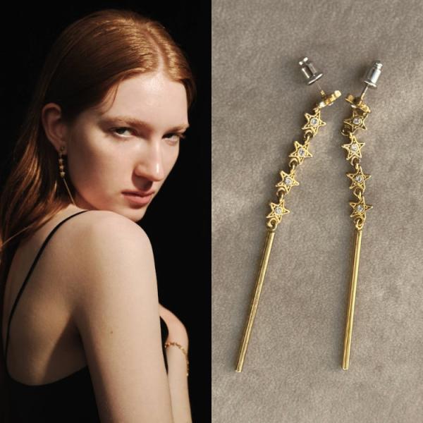 願いを込めた星たちをイメージした＜TINY STAR＞シリーズ。フランス語でお守りを意味するgrigri（グリグリ）のように、身につける人のそばでそっと輝く存在になるようデザインしました。耳元でスタイリッシュに光るスターモチーフとバーの対照...