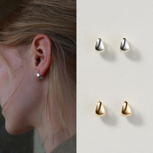 やわらかい丸みを帯びた、小ぶりのフープピアス。程よい厚みと、少しだけ縦に伸びた独特のフォルムが効いているので、シンプルだけど存在感があります。耳たぶにぴたっと沿うサイズ感で、横から見ても正面から見ても美しい立体感。光が当たるたびに控えめなツ...