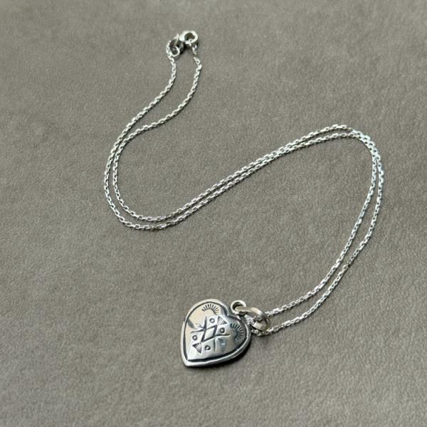 愛や想いの象徴であるハートモチーフに繊細な彫刻を施した、タイムレスなデザインのペンダントネックレス。やわらかな輝きを放ち、肌にやさしくなじむ上品なアクセントになります。・素材　925 Sterling Silver・サイズ　45cm　ハート...