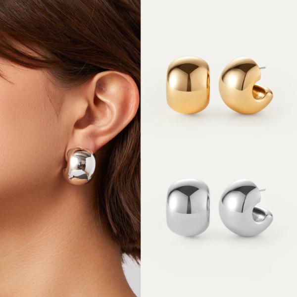 日常のスタイリングにエッジと華やかさを添える、現代的なジュエリーの新定番。幅広でボリュームのあるシルエットながら、中空構造にすることで耳につけたときの軽さを実現しています。ぽってりとしたラインが可愛いです。JENNY BIRD(ジェニーバー...