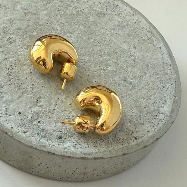 サステナブルな素材とラグジュアリーな着け心地を両立した、存在感あるハーフフープピアス。程よいボリューム感を持つチャンキーなハーフフープデザインは、どの角度から見てもスタイリッシュな印象に。低アレルギー性・ニッケルフリーなので、敏感肌の方にも...