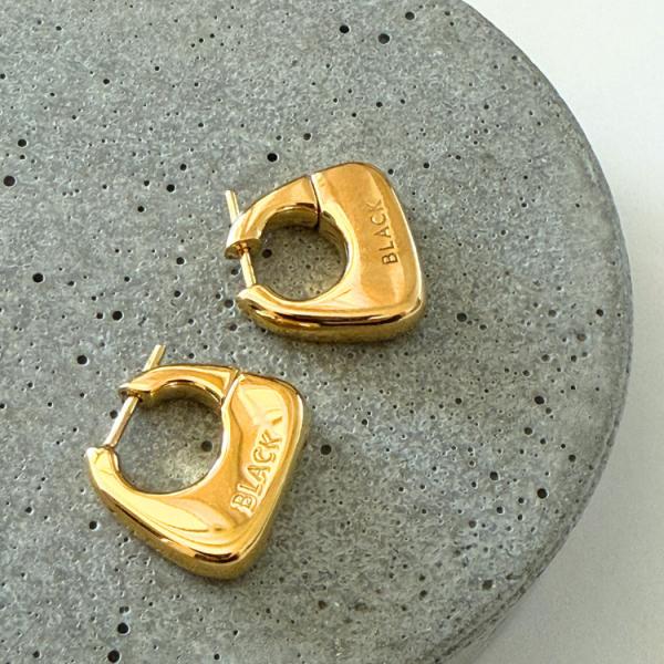 滑らかな台形シルエットに、フラットなサイドと「BLACK」の刻印が片面に施された、幾何学的でモダンなデザイン。金属アレルギーに配慮したニッケルフリーかつ低刺激性の素材を使用しており、肌にもやさしい着け心地です。ミニマルな美しさを追求した、洗...