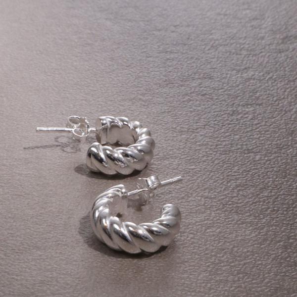 ・素材：シルバー・サイズ：1.2cm　幅0.4cm・生産国：フランス・付属品：ポーチ・NINA&amp;JULES（ニナエジュール）フランス、パリのジュエリーブランド。メキシコの熟練のハンドメイド技術で軽量で使いやすいシルバージュエリーが人...