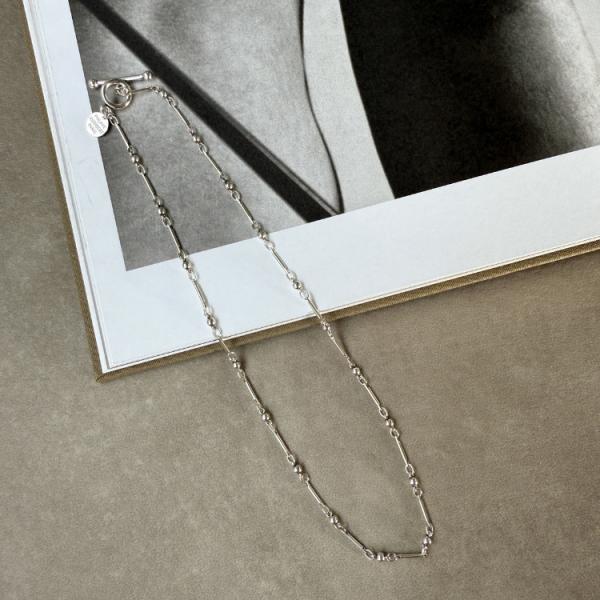 その日の装いや気分に合わせて、一連でミニマルに、二連でスタイリッシュに。お手持ちのネックレスとのレイヤードも楽しめる、スタイリングの幅を広げてくれるネックレス。ベーシックでありながら、単体でも重ねづけでも映えるデザインは、カジュアルな日常に...