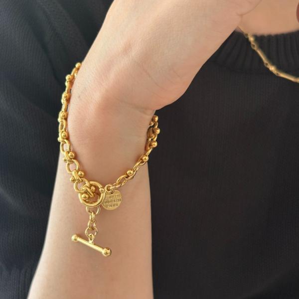 存在感のあるチェーンデザインが、手元を一気にこなれた印象へと引き上げてくれるブレスレット。程よい重厚感と艶のあるシルバートーンが、高級感を漂わせつつもデイリーに使いやすい仕上がりです。シンプルなスタイリングにアクセントを加えたい時や、モード...