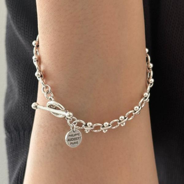 存在感のあるチェーンデザインが、手元を一気にこなれた印象へと引き上げてくれるブレスレット。程よい重厚感と艶のあるシルバートーンが、高級感を漂わせつつもデイリーに使いやすい仕上がりです。シンプルなスタイリングにアクセントを加えたい時や、モード...