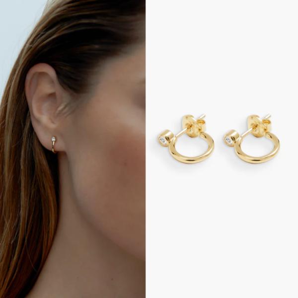 美しく浮かぶようにセッティングされたジルコニアストーンがあしらわれ、ミニマルながらも印象的なピアスです。シンプルさとエレガンスを兼ね備え、どんなシーンにも品よく寄り添います。・RAGBAG（ラグバッグ）2020年にデンマーク・コペンハーゲン...