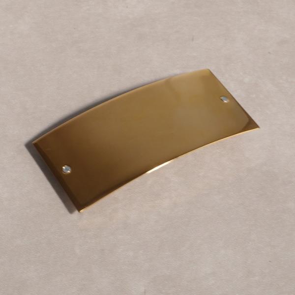 「BALETTE 033」数秒でヘアスタイルをスタイリッシュに決めてくれるSYLVAIN LE HENのバレッタ。ポニーテールのように後頭部に着用したり、ボヘミアンなツイストバンをしたり、顔まわりを華やかにするため、サイドで留めたり。SYL...