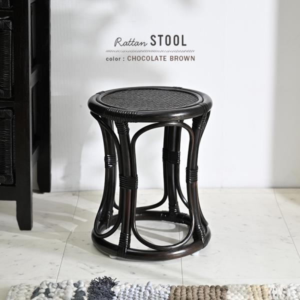 【商品名】【単品】ラタン製 スツール 腰掛け （チョコレートブラウン）【品番】C415CB【寸法】外寸：（幅）33×（奥行）33×（高）38 cm重量：約1.5kg※大きさ、重量、色味の様子等には個体差がございます。【材質】ラタン（籐）、合...