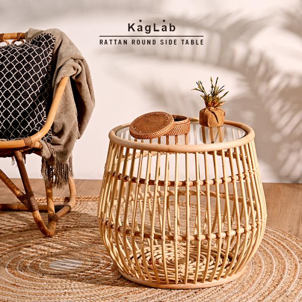 【商品名】ラタン×ガラス ラウンドサイドテーブル【品番】ECT035NX【寸法】外寸：（幅）50×（奥行）50×（高）42 cm重量：約3kg※大きさ、重量、色味の様子等には個体差がございます。【材質】ラタン（籐）、ガラス【塗装】ラッカー塗...