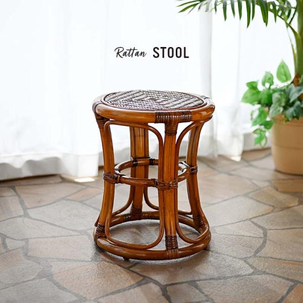 【商品名】ラタンスツール【ハニーブラウンカラー】1脚【品番】NC417HP【寸法】外寸：（幅）32×（奥行）32×（高）38 cm耐荷重：約80kg重量：約1.5kg※大きさ、重量、色味等には個体差がございます。【材質】ラタン(籐)【塗装】...