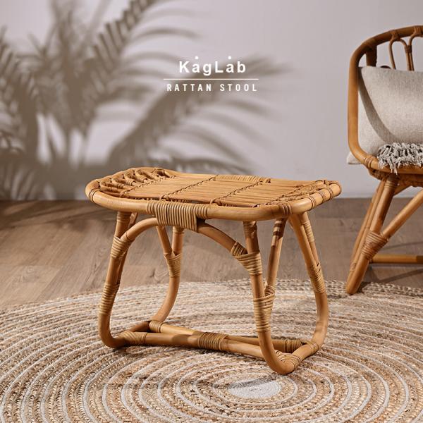 【商品名】皮付きラタンスツール オットマン【品番】S154MX【寸法】外寸：（幅）50×（奥行）30×（高）35 cm重量：約2kg※大きさ、重量、色味の様子等には個体差がございます。【材質】ラタン（籐）【塗装】ラッカー塗装【備考】完成品※...