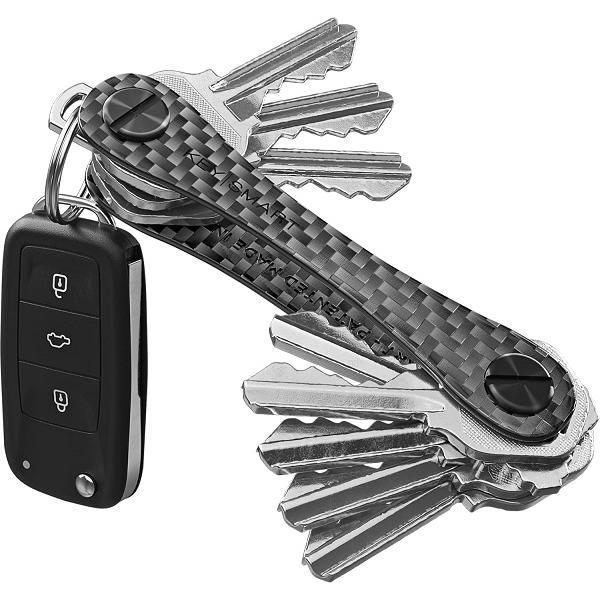 KEYSMART　カーボン限定カラー鍵収納数が増え、幅の微調整も可能となった新型キースマート！日本で一般的に使用されている、長めのカギにマッチするExtendedバージョン。サイズ：全長/約95mm重　量：約15ｇ材　質：アルミニウム合金、...