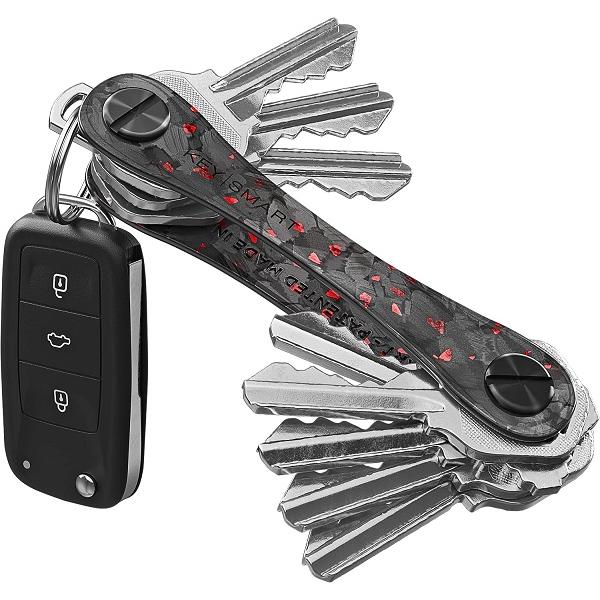 KEYSMART　カーボン限定カラー鍵収納数が増え、幅の微調整も可能となった新型キースマート！日本で一般的に使用されている、長めのカギにマッチするExtendedバージョン。サイズ：全長/約95mm重　量：約15ｇ材　質：アルミニウム合金、...