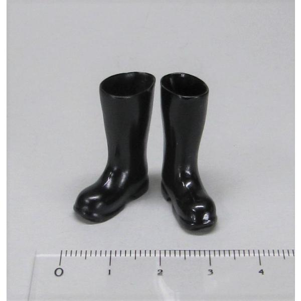 12分の1ドールハウスサイズのミニチュア長靴。高さ約2.7cm。樹脂、台湾製。（靴の中の空洞は約１cmの深さです。ドールに履かせることはできません）