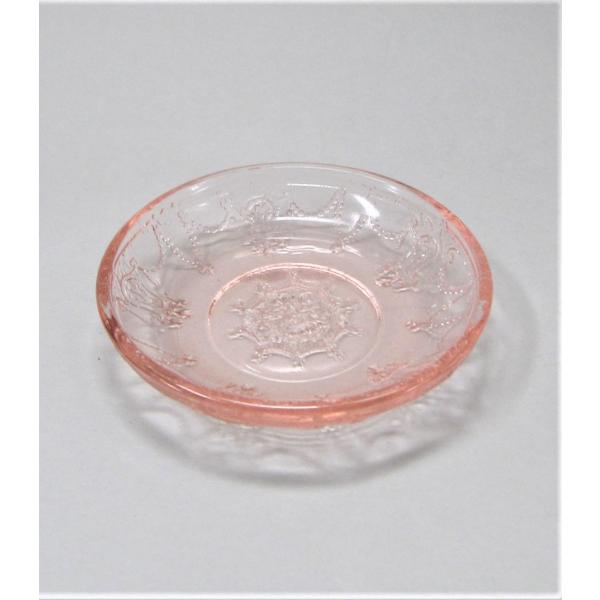 ミニチュア・プレート。アメリカ Mosser Glass社製、材質はガラスです。サイズ　直径7cm。Mosser Glass社のチルドレンシリーズは現在生産中止になっております。ガラス製ですのでお子さまがご使用になる場合は大人のかたがご一緒...