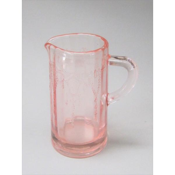 ミニチュア・ピッチャー。アメリカ Mosser Glass社製、材質はガラスです。サイズ　高さ7.5cm。Mosser Glass社のチルドレンシリーズは現在生産中止になっております。ガラス製ですのでお子さまがご使用になる場合は大人のかたが...