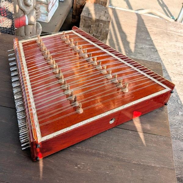 ピアノの前身とされる インドの打弦楽器「サントゥール」台形の共鳴箱に何本もの金属弦を張り 細い木製のバチで打奏する打弦楽器です【難あり】の為 当店店頭販売価格の 50%OFF になります。以下ご確認の上ご検討いただきますようお願いいたします...
