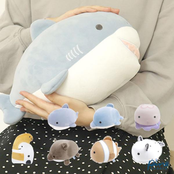 ・海の仲間たちがクルンと変身するよ！　UmiriumシリーズからKURUNTO2WAYクッションが新登場です。・中のビーズを移動させると約20秒でネックピローに変身します。・触り心地がモチモチだから、首にやさしくフィットです。・いろんなシー...