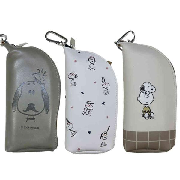 キュートなスヌーピーの、メガネケース！付属のカラビナでバッグや鞄に取り付けることができます。利用頻度の高いメガネやリーディンググラスをさっと取り出して使える、便利なメガネケースです。メガネを収納する際にレンズが傷つかないよう、内側には保護材...