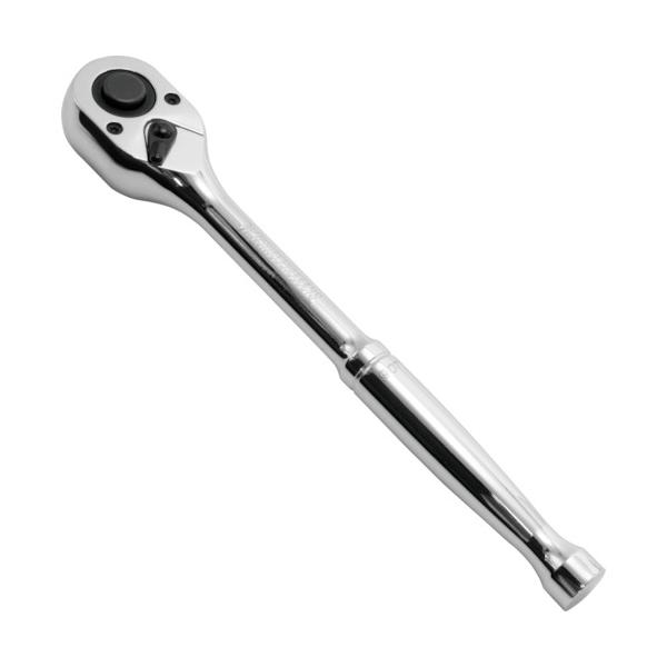 【特長】●ソケット差込角1/2DR（12.7mm）の、ラチェットハンドルです。●回転が滑らかな90ギヤのラチェット機構は、送り角4°と細かい振り幅で、狭いスペースで役立ちます。●プッシュリリース機能付きで、不意にソケットが抜けることを防止で...